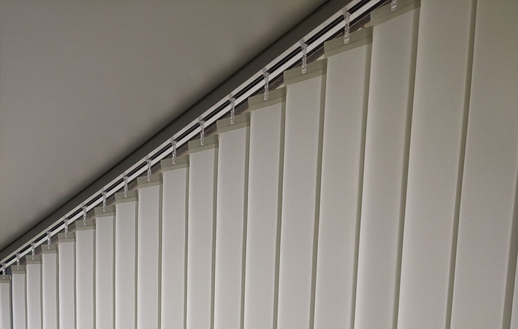 Gardiner til skrå vinduer I Spar op til 30% I Gardinbus.com